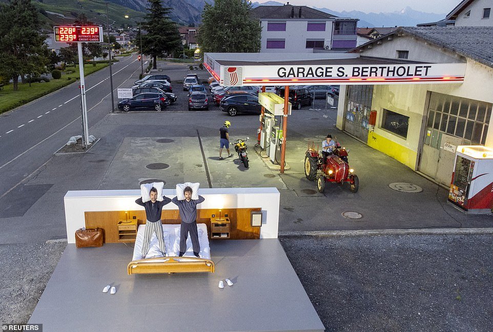 The 'ZERO STAR hotel' where guests pay £275 a night to sleep on a bed ...